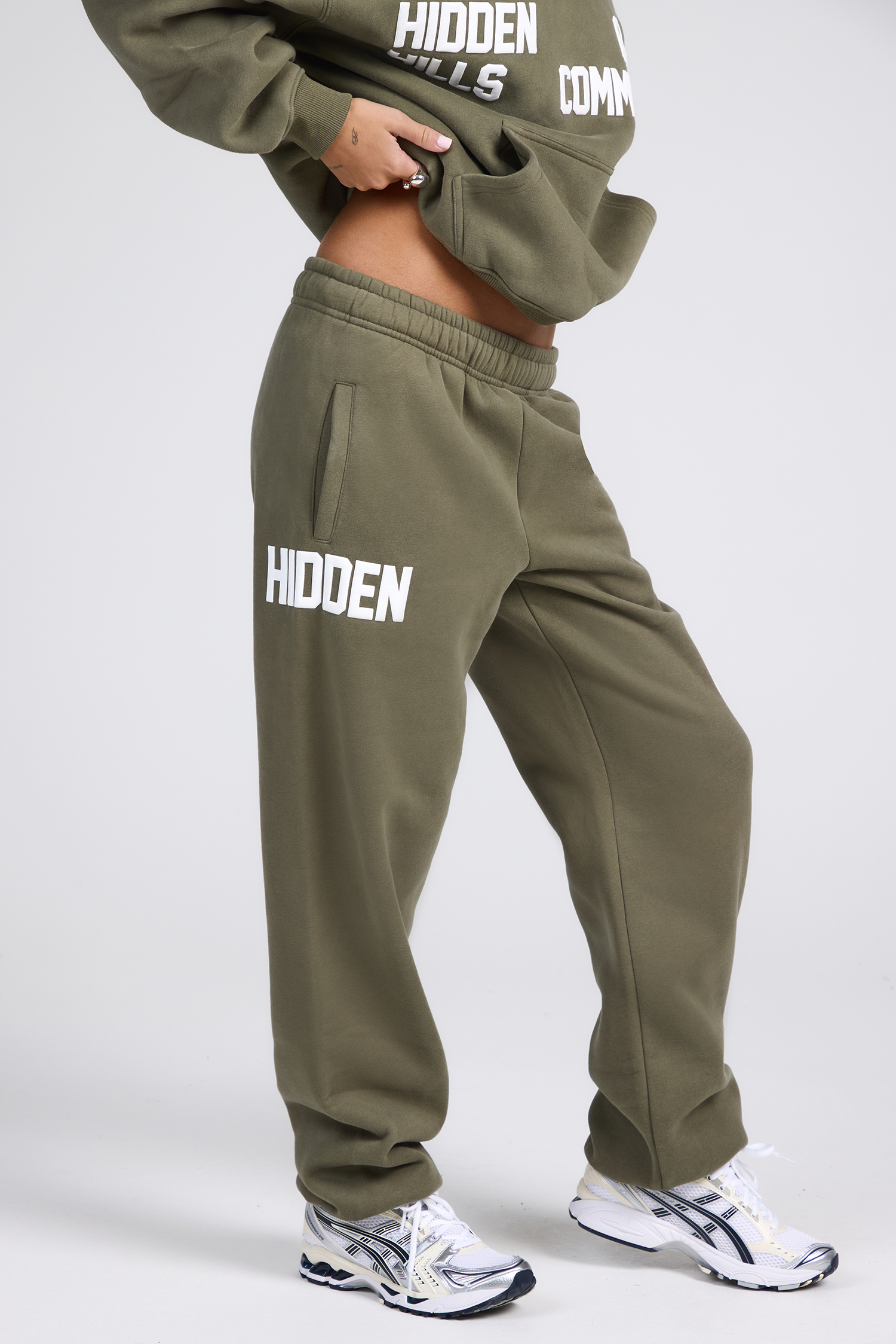 GATED COMMUNITY CUFFED SWEATPANTS SAGE – Hidden Hills